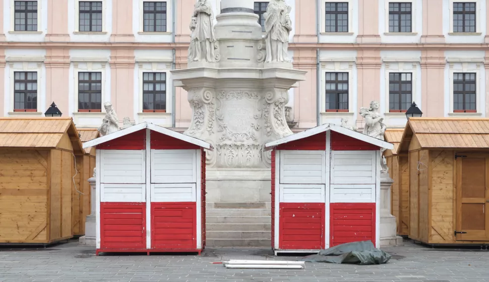 Postavljaju adventske kućice na Trgu Sv. Trojstva, a pokraj Školjke ...